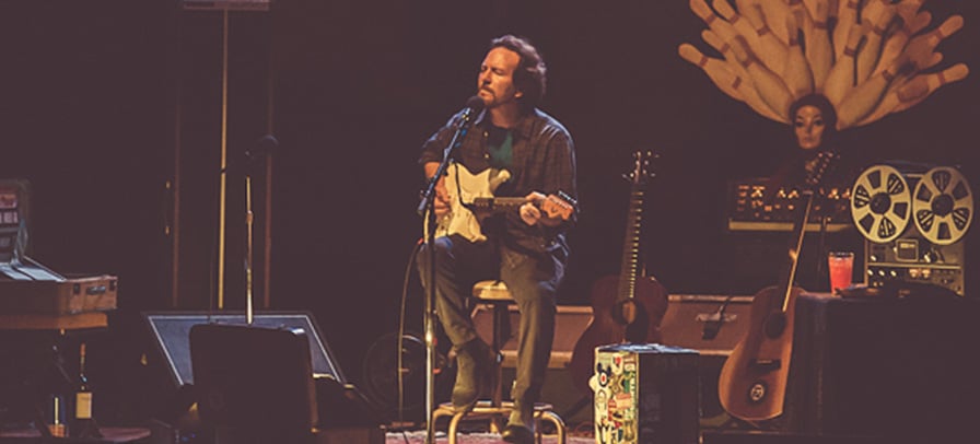 Eddie Vedder encerra série de shows em São Paulo com uma linda e ...