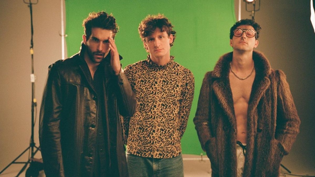 Yam Haus se joga no indie rock cintilante em ‘Stupid and Famous’ | Mad ...